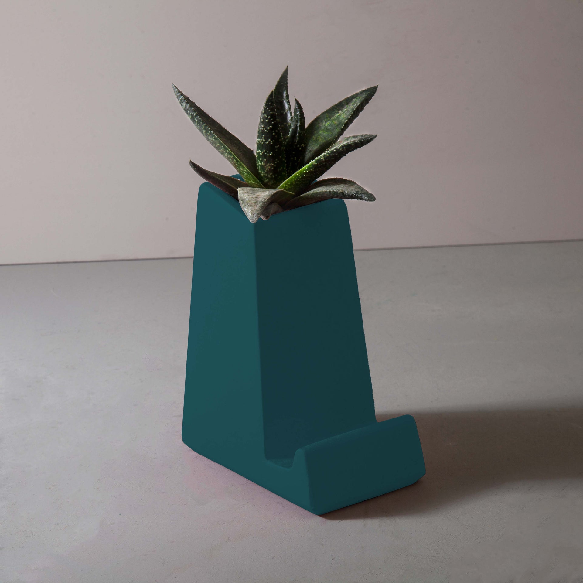 Desk Aide– Gallery by theworkshop